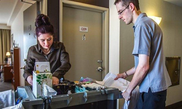 Houseman là gì? Bản mô tả công việc Houseman trong khách sạn và mức ...